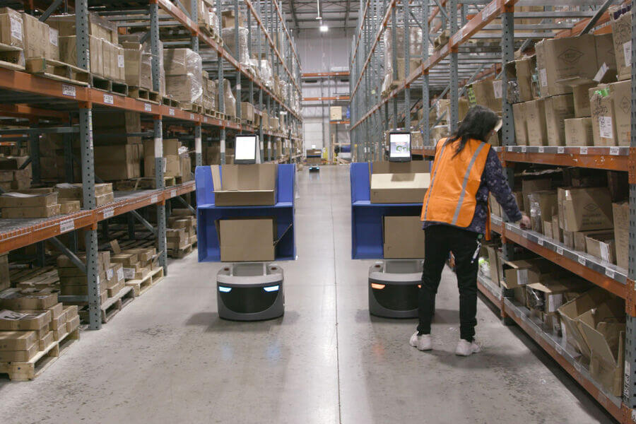 Cât câștigă un operator într-un depozit logistic din România